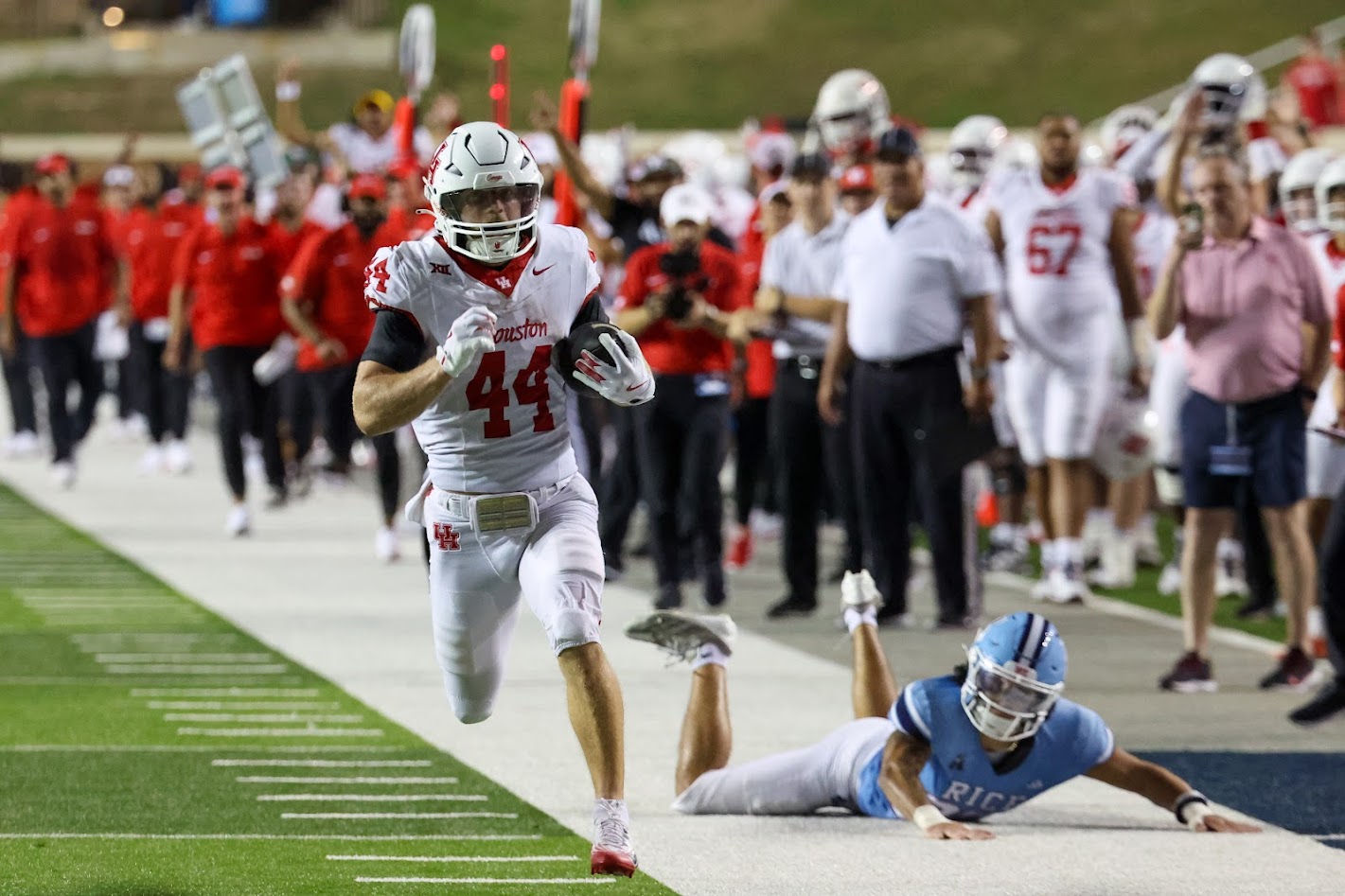 Dean Connors down the sideline » GoCoogs.com