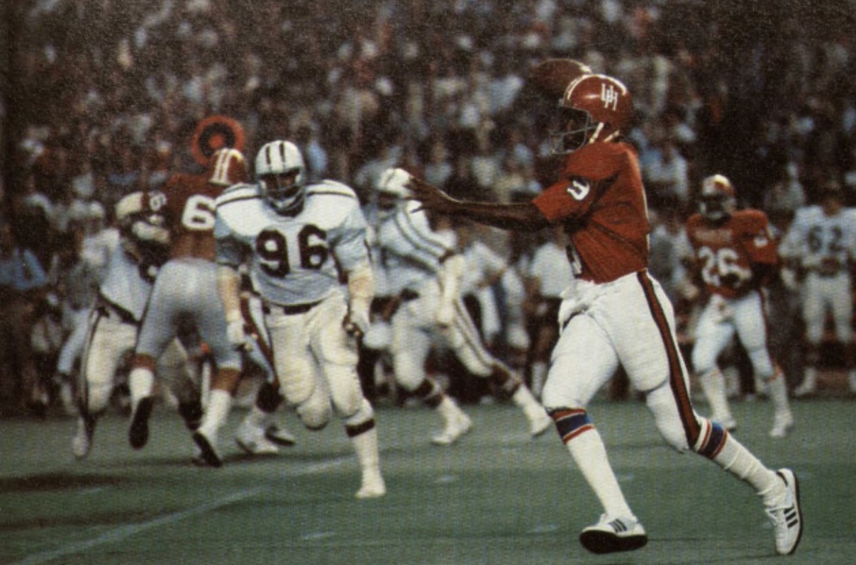 Delrick Brown throws a pass - Houstonian Yearbook » GoCoogs.com