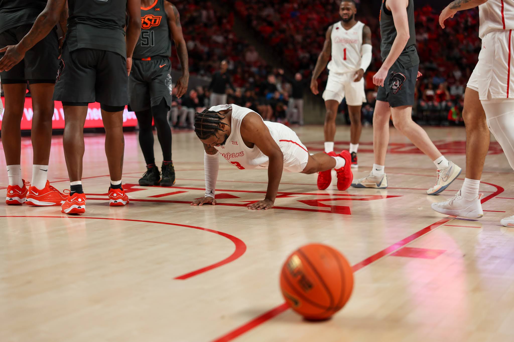 JWan Roberts doing pushups » GoCoogs.com