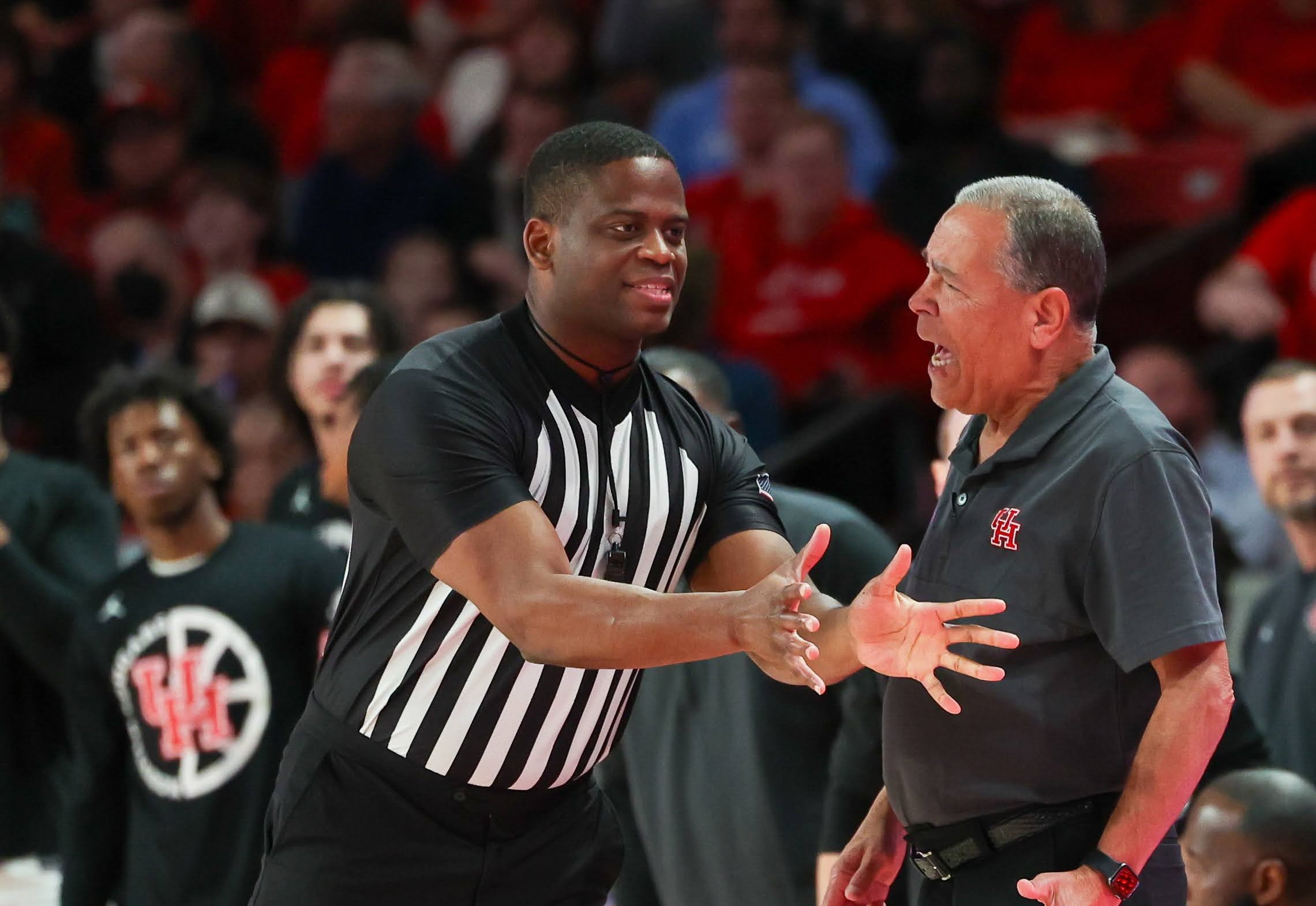 Kelvin helping James Duke with a call » GoCoogs.com