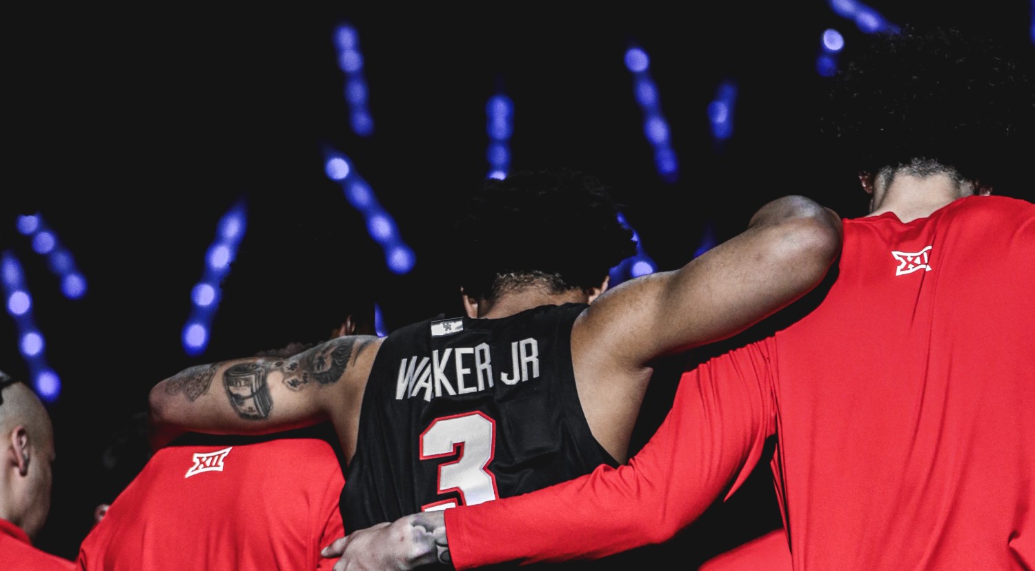 Ramon Walker in huddle » GoCoogs.com